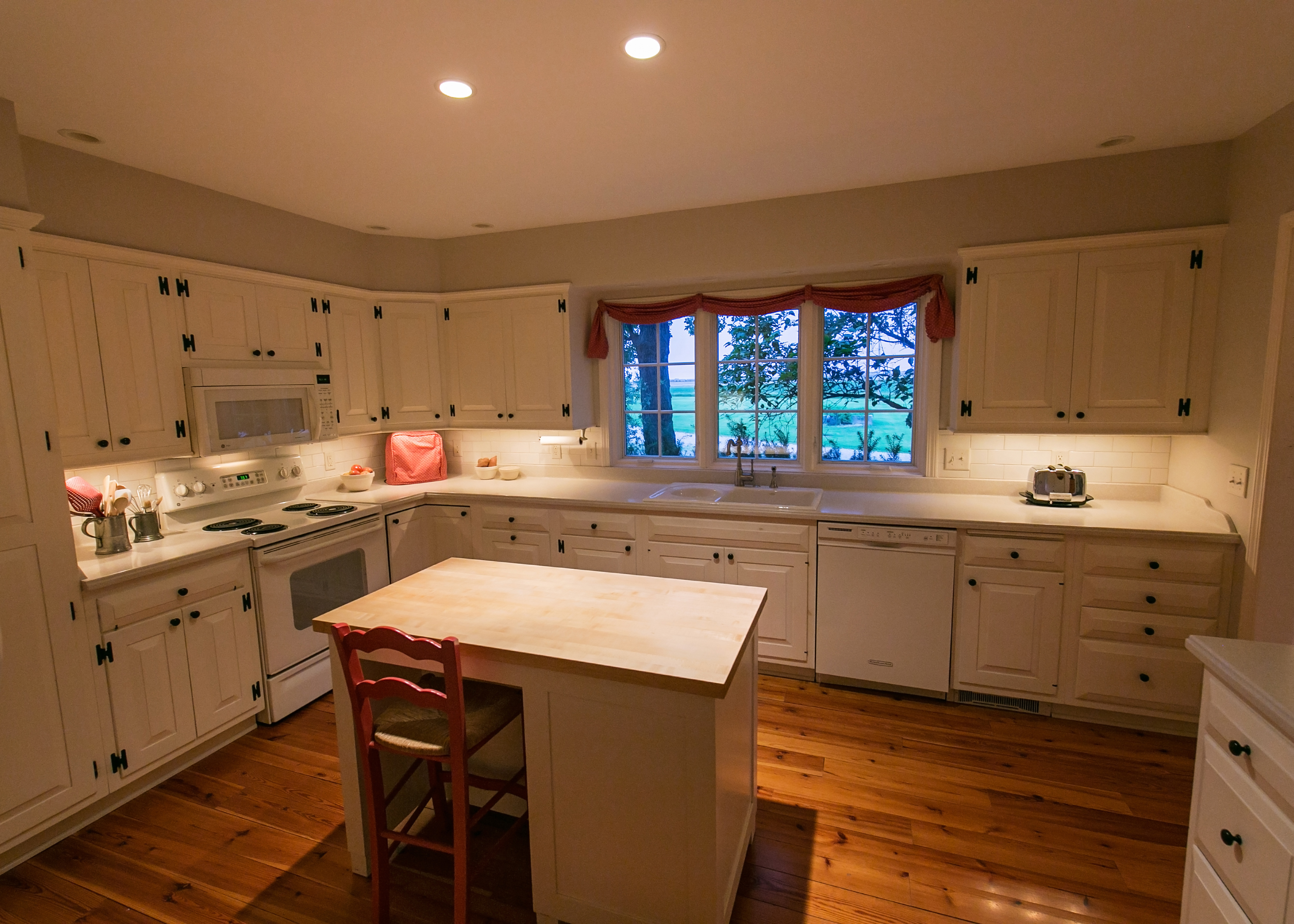 1THING: Plug-In Kitchens – the language of light